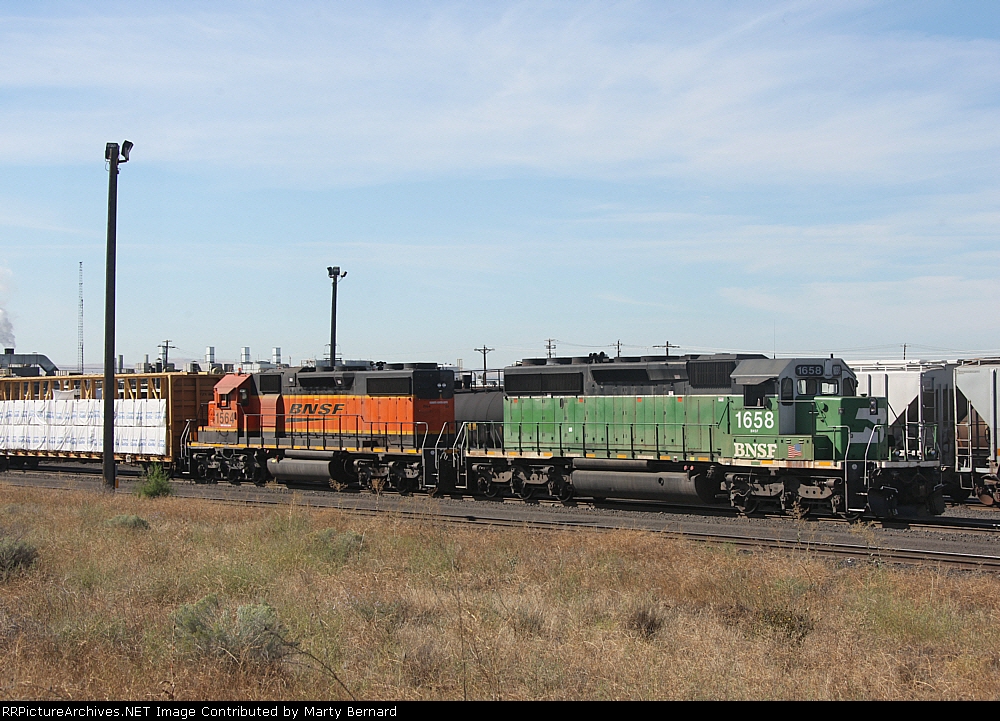 BNSF Hump Engines 1658 and 1564